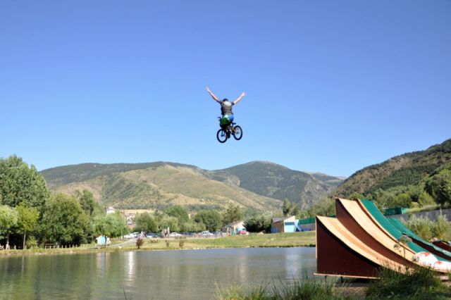 Les Freestylers s'entraînent sur le Water Jump d'Err dans les Pyrénées ...